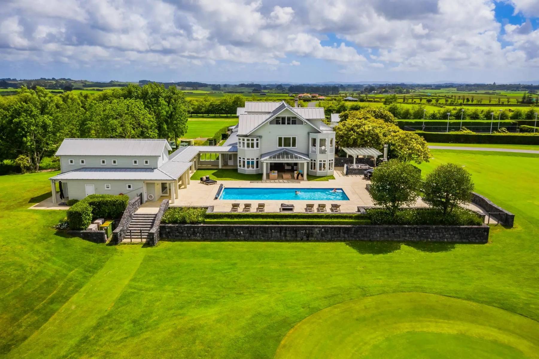 6 Bedroom Luxury Villa with Pool in Auckland, New Zealand