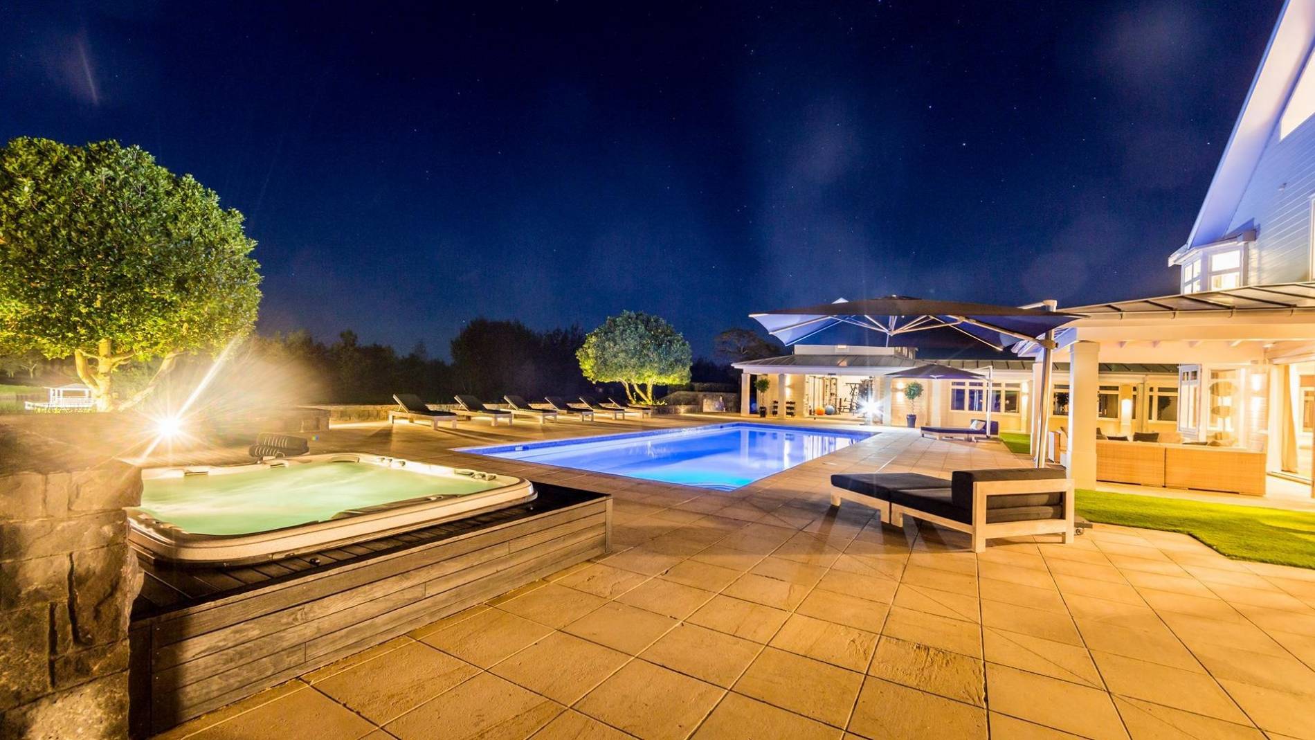 6 Bedroom Luxury Villa with Pool in Auckland, New Zealand