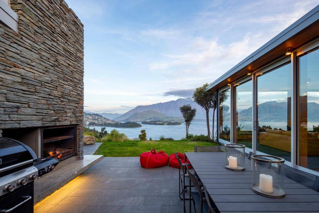 5 Bedroom Luxury Villa with Spa Pool in Queenstown, New Zealand