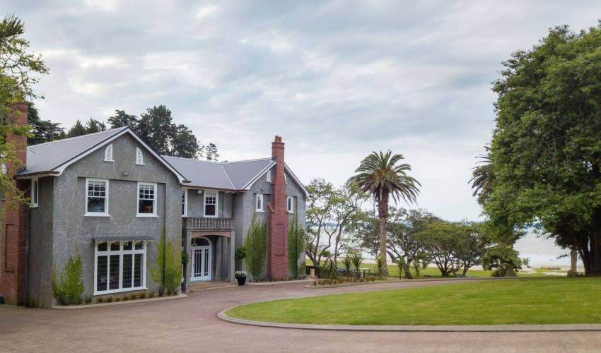 Luxury 9 Bedrooms Beachfront Villa in Auckland, Zealand